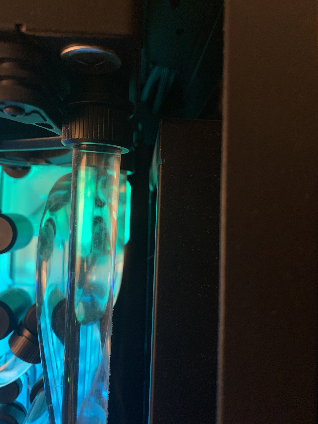 Phanteks Evolv X. EKWB Quantum Reflection Distro Plate, Momentum ROG ...