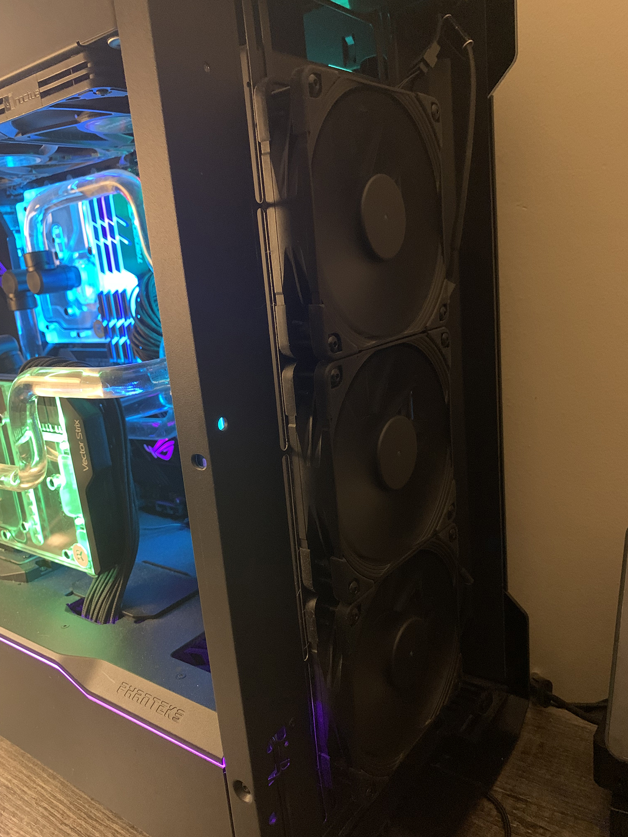 Phanteks Evolv X. EKWB Quantum Reflection Distro Plate, Momentum ROG ...